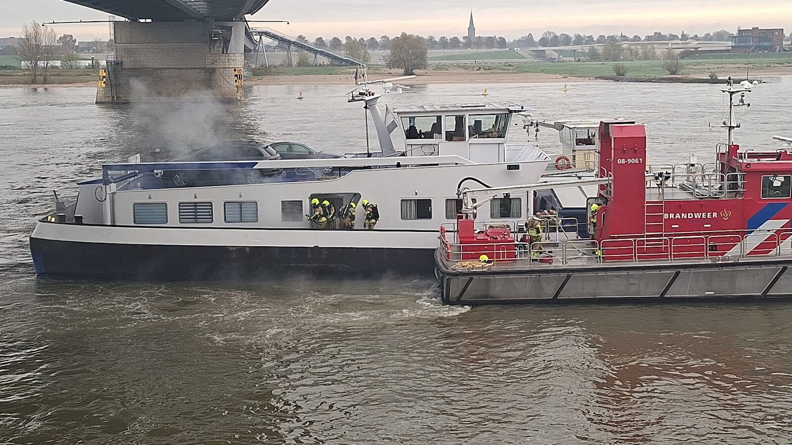 Schip in problemen onder spoorbrug: geen slachtoffers op boot die vlam ...