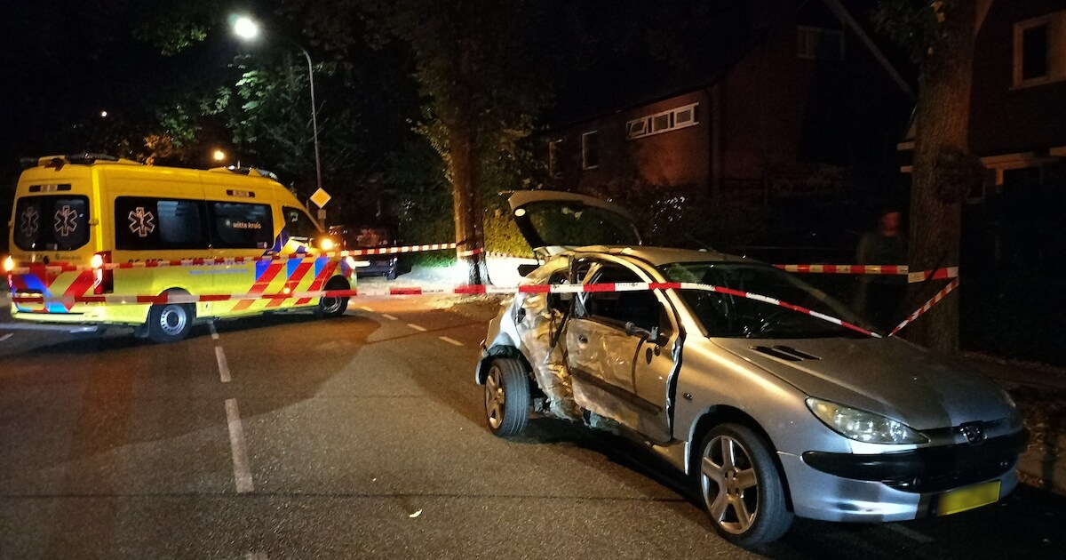 Auto in kreukels na klap tegen boom in Doetinchem, bestuurder niet ...