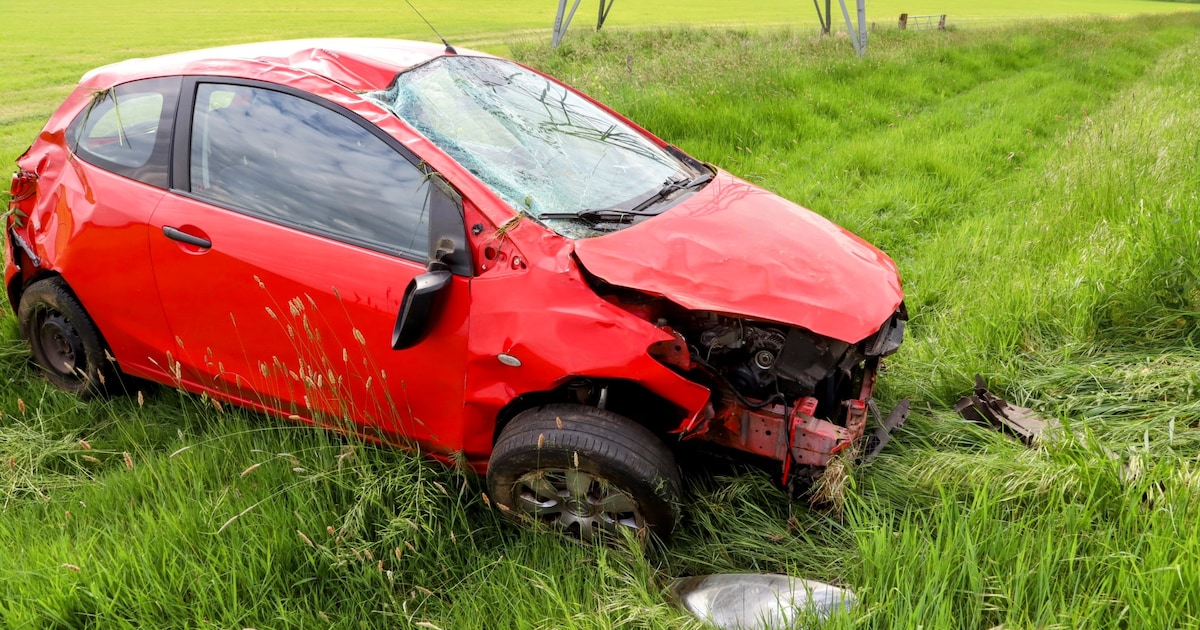 Auto slaat over de kop en belandt onder aan talud in Beneden-Leeuwen ...