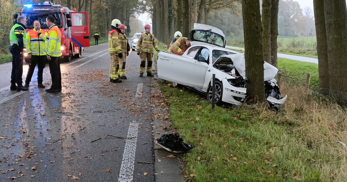 Twee gewonden bij frontale botsing tegen boom in Hummelo, politie zoekt getuigen | Bronckhorst ...