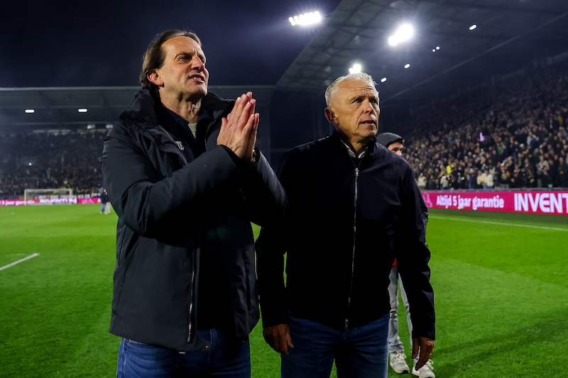 Treurig einde voor Vitesse: supporters gooien vuurwerk richting Cambuur ...