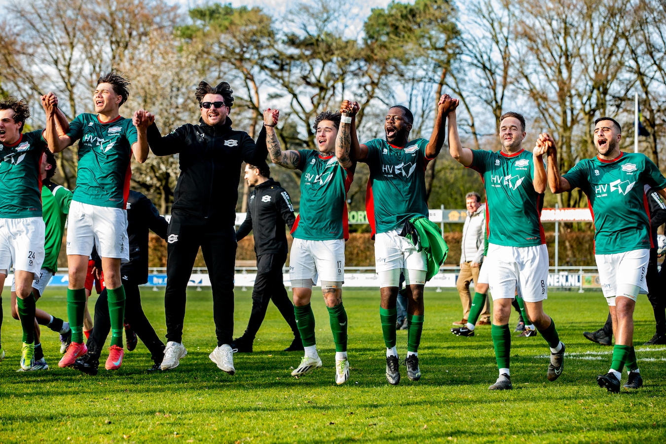 Terwijl zijn ploeg de finale speelt, zit aanvoerder Boy van de Beek ...