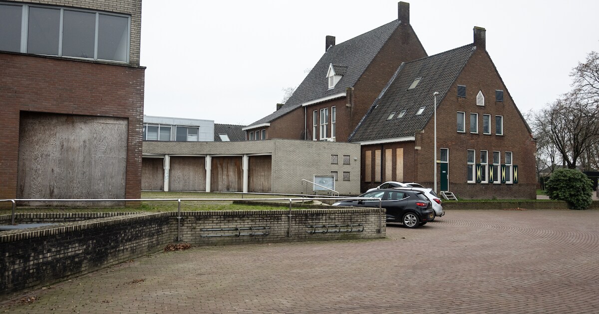 Raadsleden boos dat oude gemeentehuis verder verpaupert: ‘Ik ben wel klaar met de Albert Heijn ...