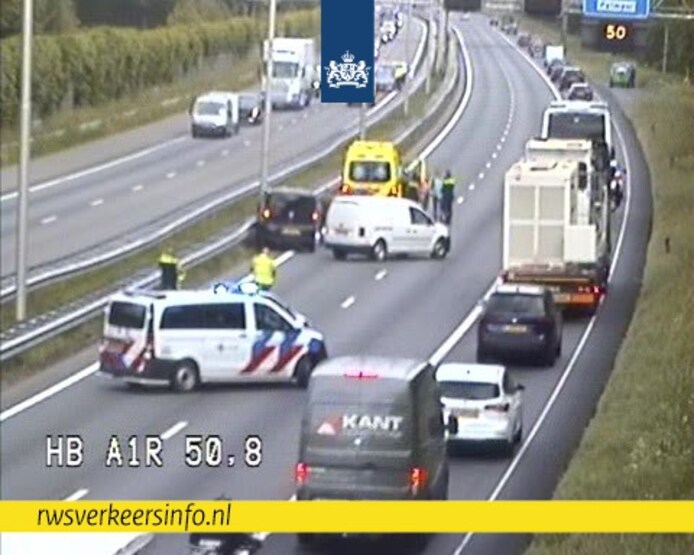 Chaos op snelweg bij Barneveld: ongeluk op A1 in beide richtingen zorgt voor flinke file ...