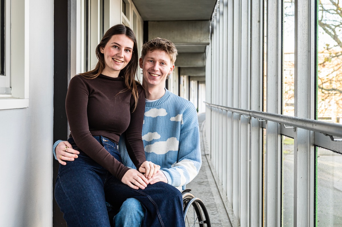 Daan (24) is met zijn jeugdliefde op vakantie op Bali, en opeens staat ...