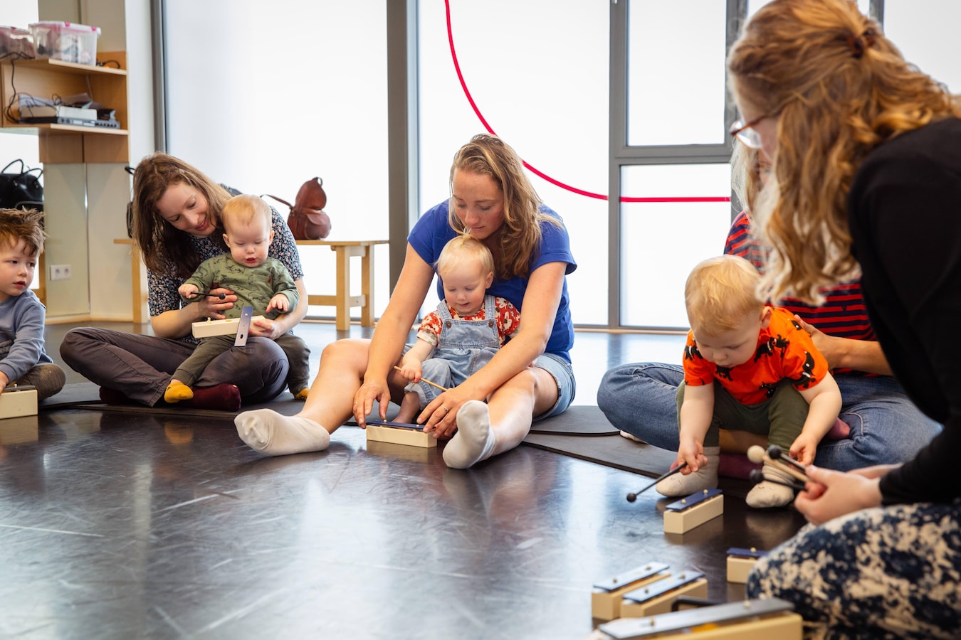 Op schoot bij mama kennismaken met muziek | Foto | gelderlander.nl