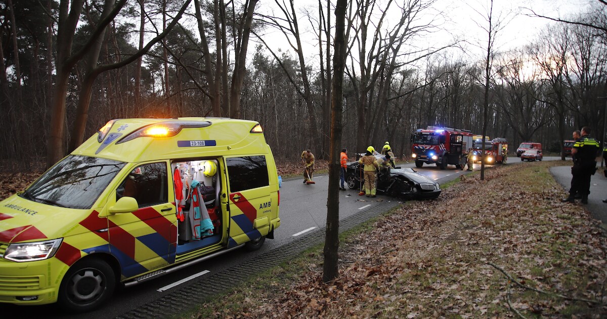 Twee personen bekneld na crash met hun Mercedes, traumaheli landt bij ...