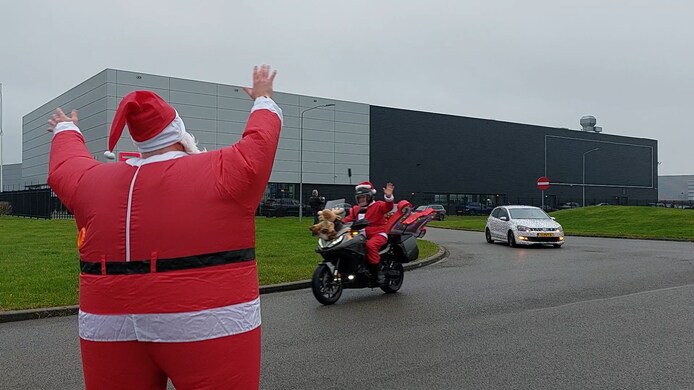 Tientallen verklede motorrijders trotseren weer en wind voor bijzonder ...