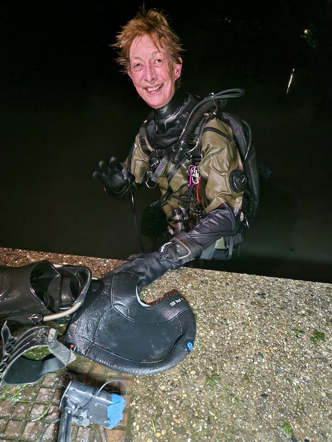 Wat een pech, telefoon weg! Maar gelukkig kunnen speciale duikers ‘m ...