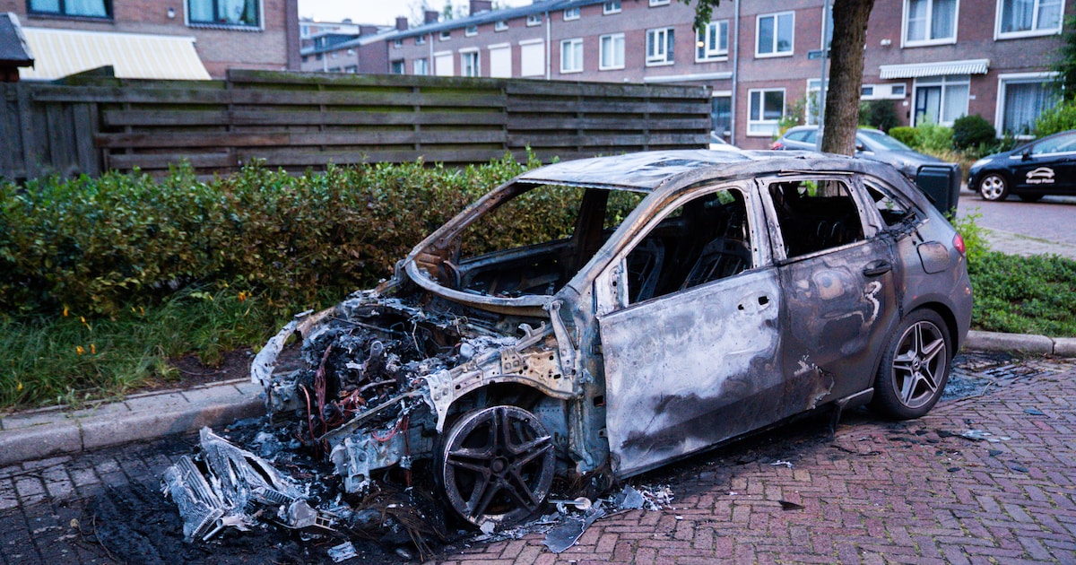 Geparkeerde auto uitgebrand in Arnhem | Regio | De Gelderlander.nl