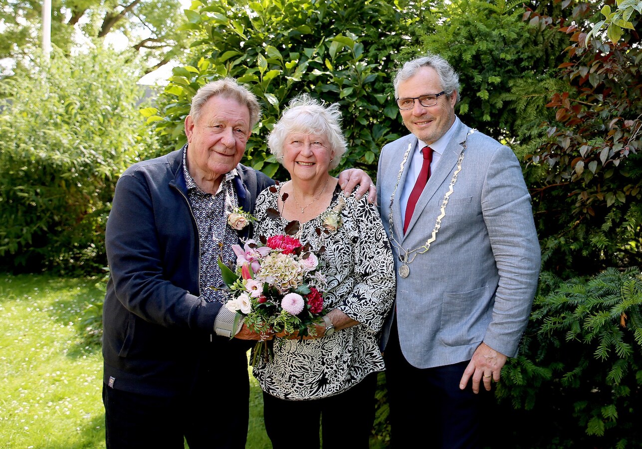 Een nieuwe kinderburgemeester en afscheid van twee juffen | Foto ...