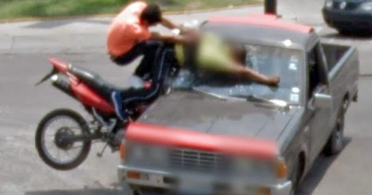 Een enge clown, ongelukken en opgestoken middelvingers: man maakt ...