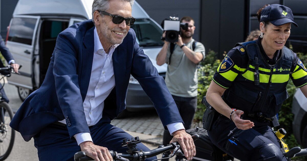Bekend beeld bij eerste werkbezoek Schoof, een premier op de fiets: ‘Nee joh, dit is anders ...