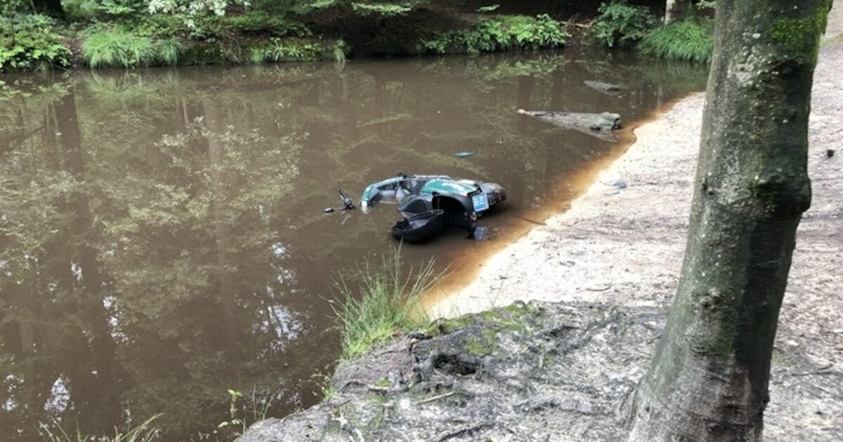 Pim (71) ontdekt gedumpte deelscooter in het water en schrikt: ‘Nog ...