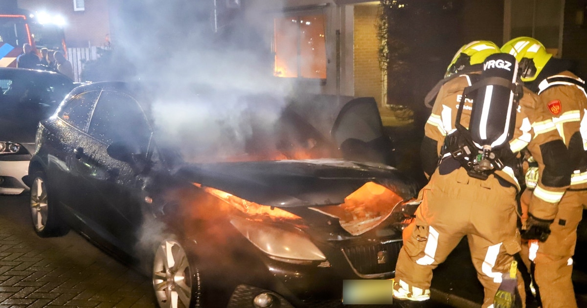 Brand onder motorkap van geparkeerde auto in de Anjerstraat in Tiel ...