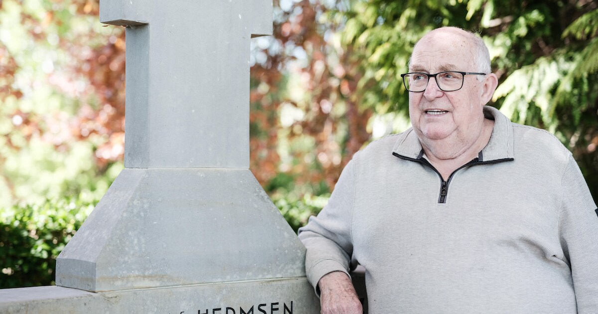 Alfred (78) stelt jongeren simpele vraag bij oorlogsmonument en schrikt ...