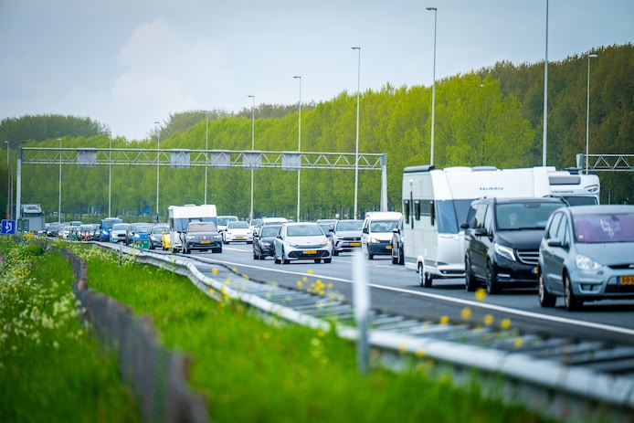 Nog altijd file op de A12 vanaf grens tot Arnhem, mede door vrije dag ...