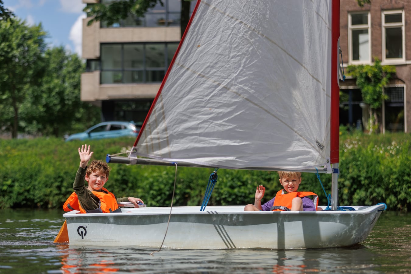 Mees (12) zeilt langs het Valkenberg: ‘Het bootje ging sneller dan ik ...