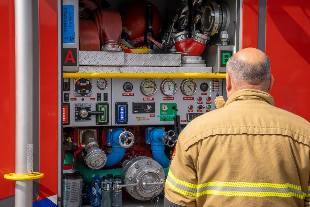 Brand bij een agrarisch bedrijf op Duivenkampweg in Lunteren | Foto ...