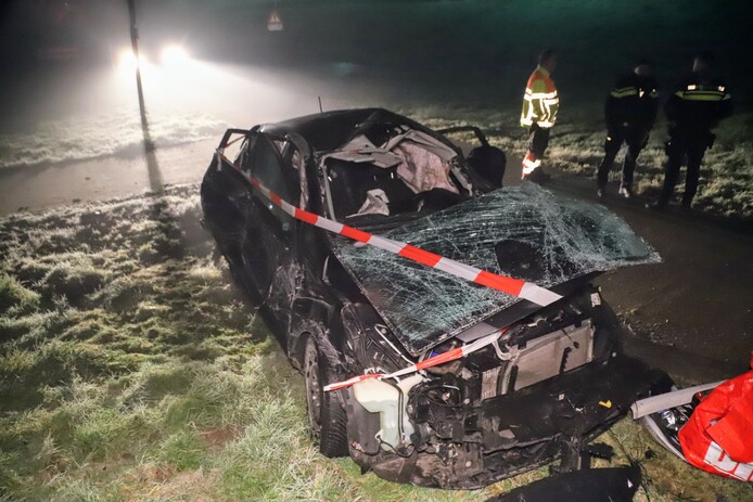 Auto gelanceerd van talud Van Heemstraweg en slaat meerdere keren over ...