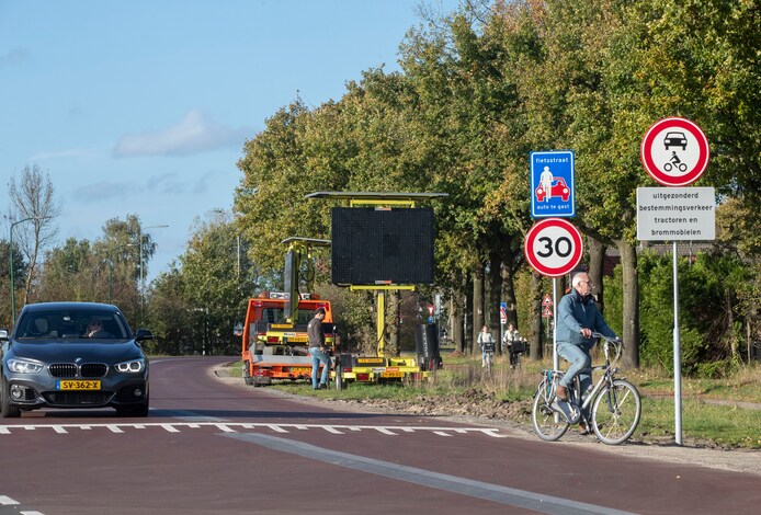 Iedere auto mag weer de fietsstraat langs de Cuneraweg op, borden ...