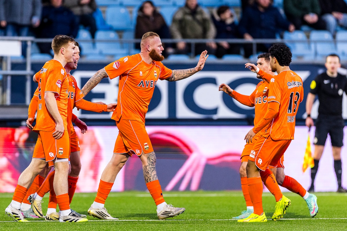 LIVE | Willem II wisselt halverwege: Stam kan niet verder, Behounek ...