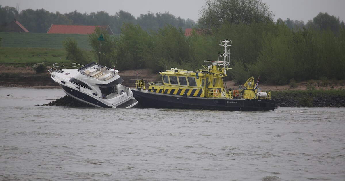 Jacht vaart op krib langs de Waal bij Gendt | Lingewaard | De ...