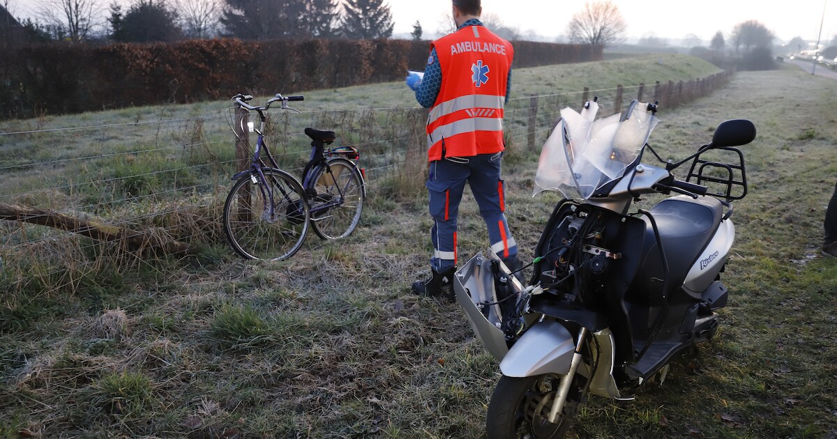 Fietser en scooter op elkaar gebotst op fietspad langs N264 bij Oeffelt ...