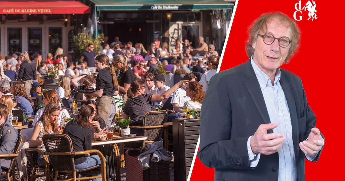 Ik probeer van het terras te genieten en werp af en toe een blik op de ...