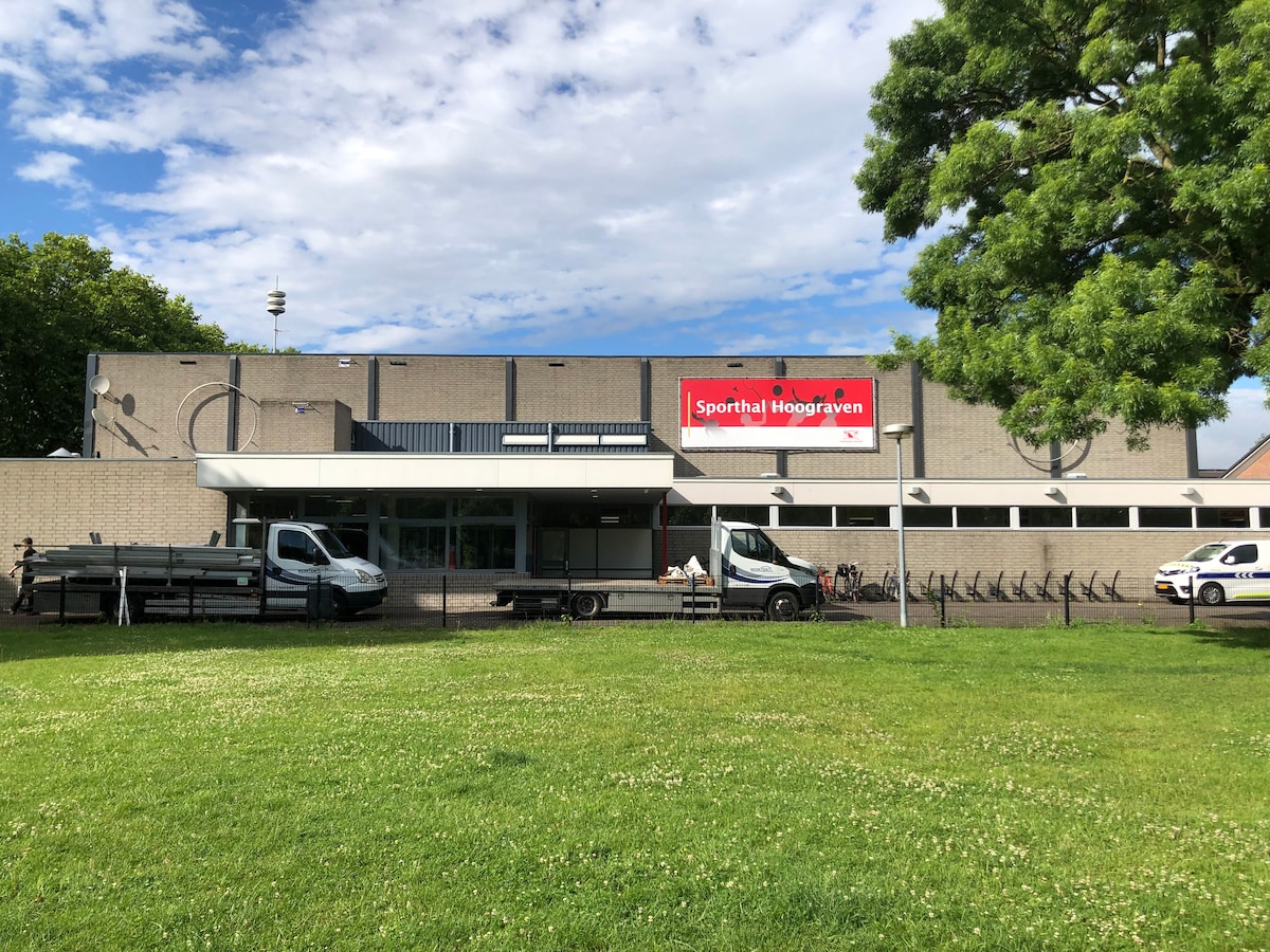 Sporthal Hoograven omgebouwd voor noodopvang asielzoekers, weinig ...
