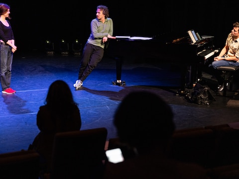 Jonge leerlingen met musicalsterren op podium voor Tom Odems Awards ...