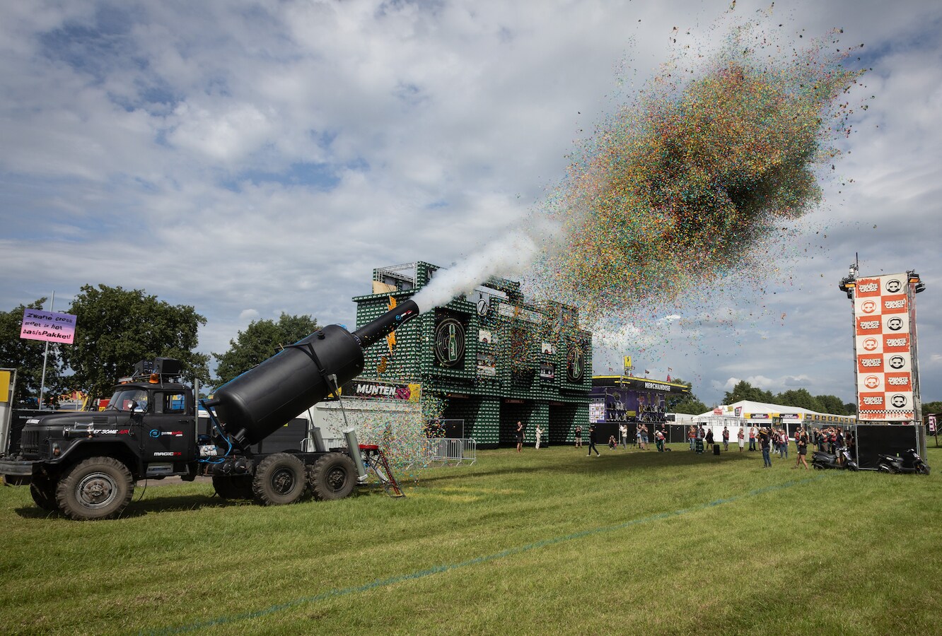Boem! En dan vliegt er 50 kilo confetti door de lucht op de Zwarte ...