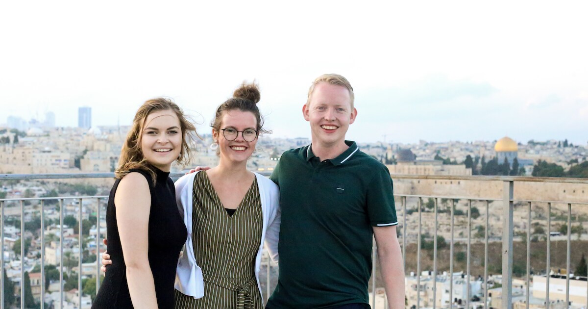 CHE-studenten Jean-Paul, Rhodé en Bertine met defensievliegtuig van ...