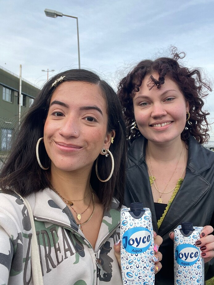 Verdacht pakketje in Weeze, nu wachten Julia en Romy in een ...