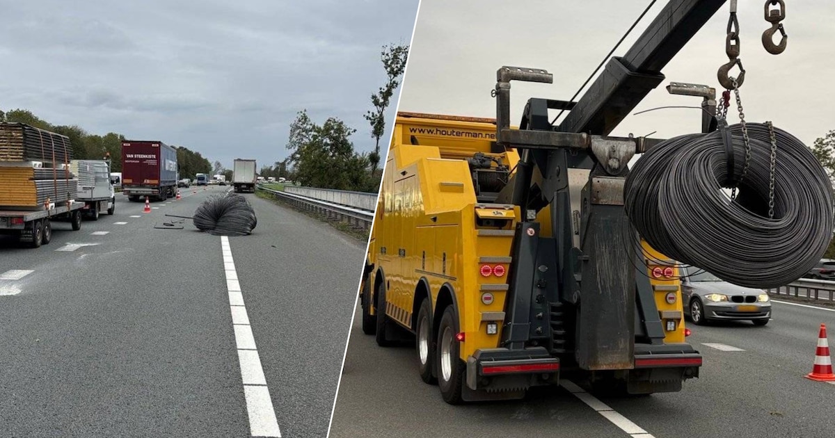 Gigantische rollen staal van 4000 kilo blokkeren urenlang invoegstrook ...