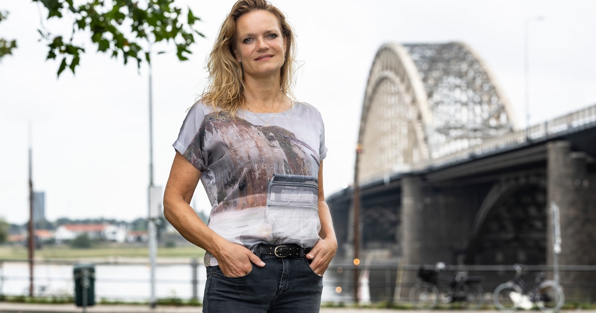 Fietsen tussen de strijdende soldaten; roman van Brenda Meuleman laat ...