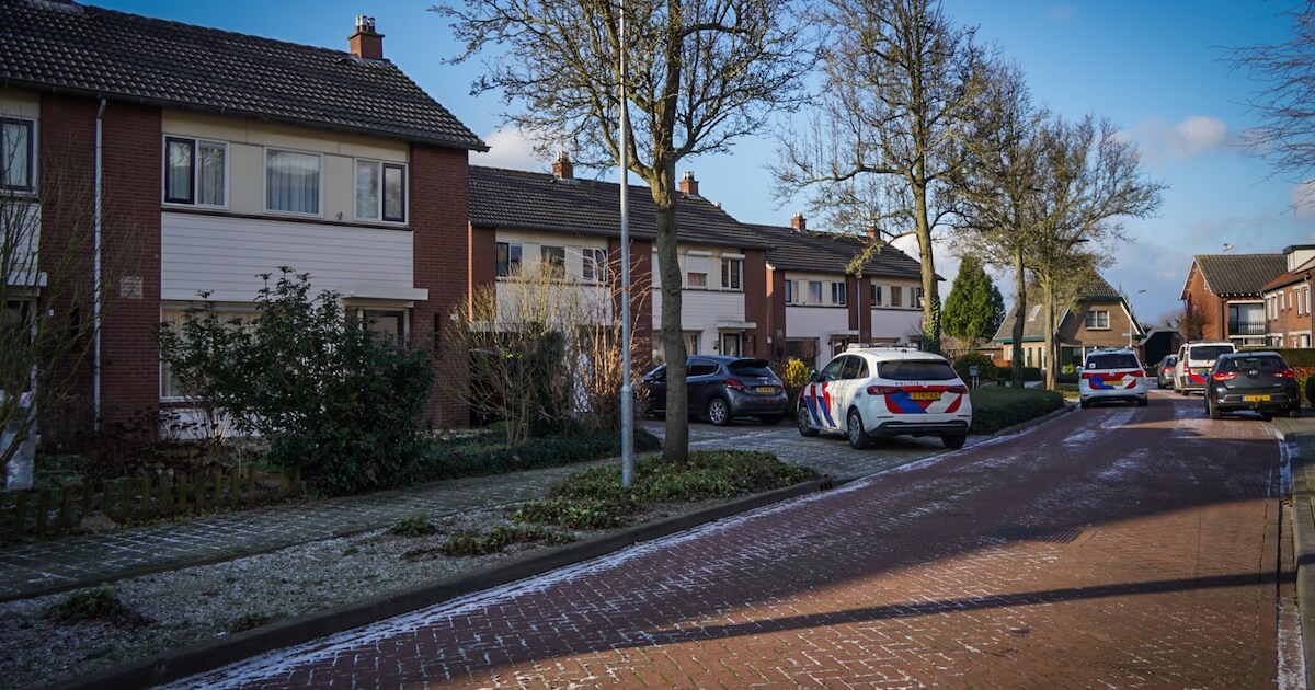 Twee overleden personen gevonden in rijtjeshuis in Lathum: politieteams ...