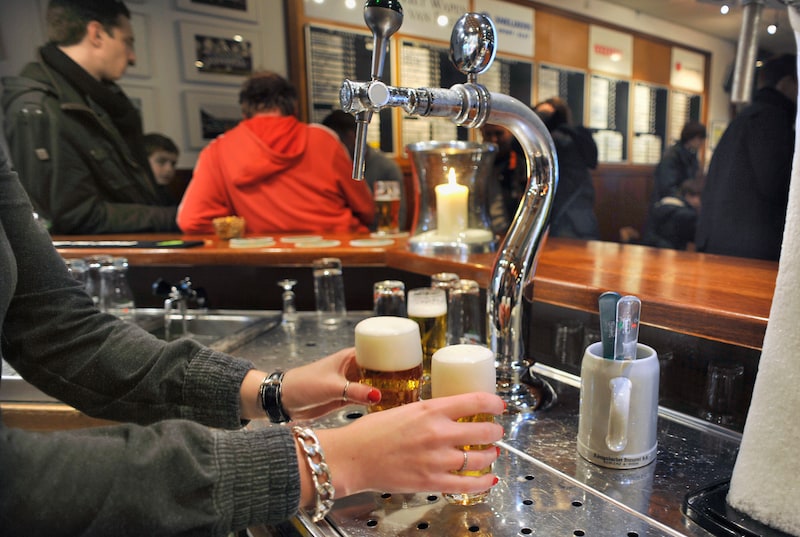 Zoon (15) van Marieke mag als enige niet drinken in de voetbalkantine ...