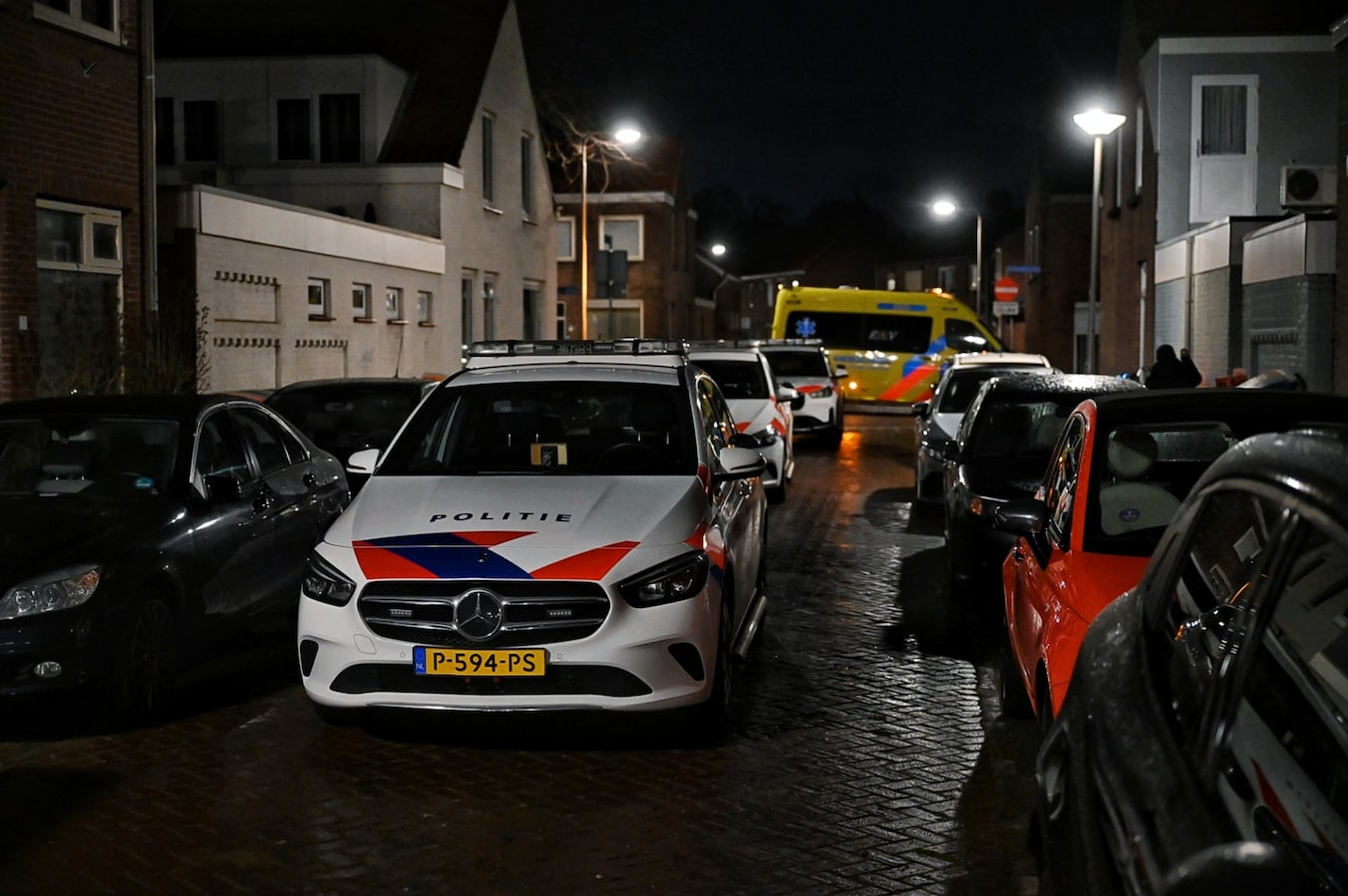 Agenten met kogelwerende vesten vallen woning in Tilburg binnen: man ...