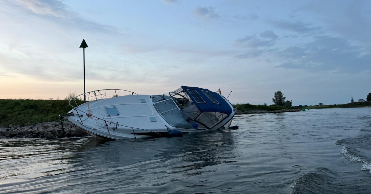 Plezierjacht vaart op een krib in de IJssel en trekt veel bekijks ...