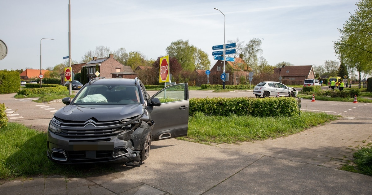 Opnieuw botsing op beruchte kruising, bestuurster en kind uit voorzorg naar het ziekenhuis ...