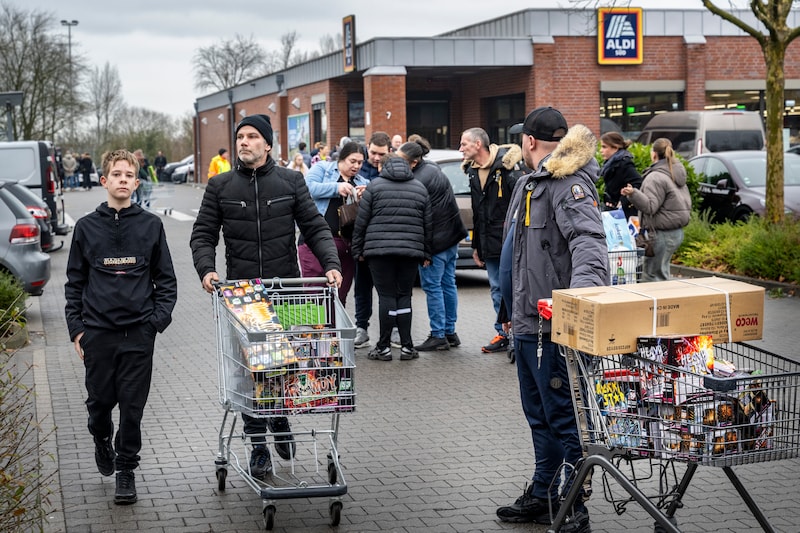 Boodschappen én vuurwerk halen: Nederlanders zorgen voor grote chaos in ...