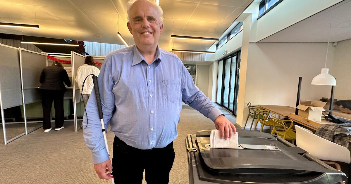 Blind geboren Ronald vindt alle hulpmiddelen bij het stemmen maar gedoe ...