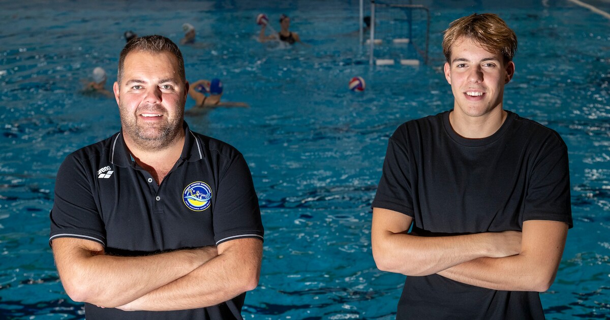Vader en zoon, maar nu ook coach en speler: ‘Ik doe niet moeilijk als ...