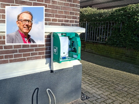 Kerkbezoeker loopt naar pratend bushokje en doet opmerkelijke ...