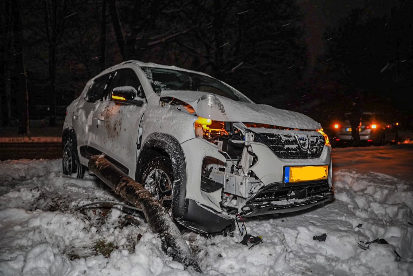Auto uit de bocht op Doesburgsedijk in Dieren door gladheid | Foto ...