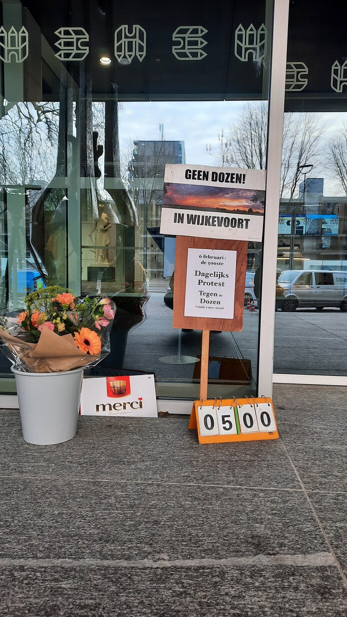 Gert demonstreert voor de vijfhonderdste keer voor de deur van het ...