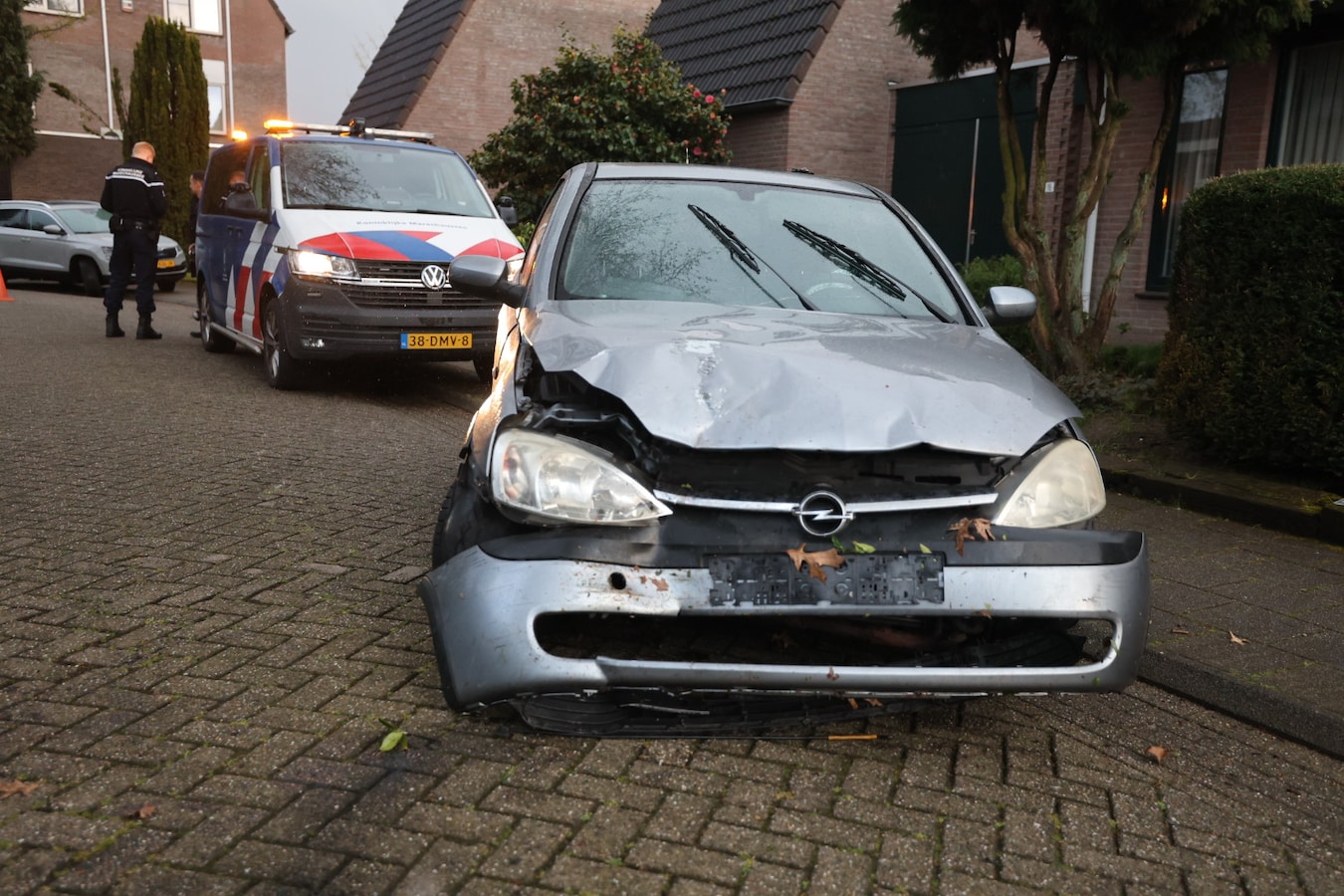 Dronken man rijdt met auto tegen boom in Veldhoven | Foto | gelderlander.nl