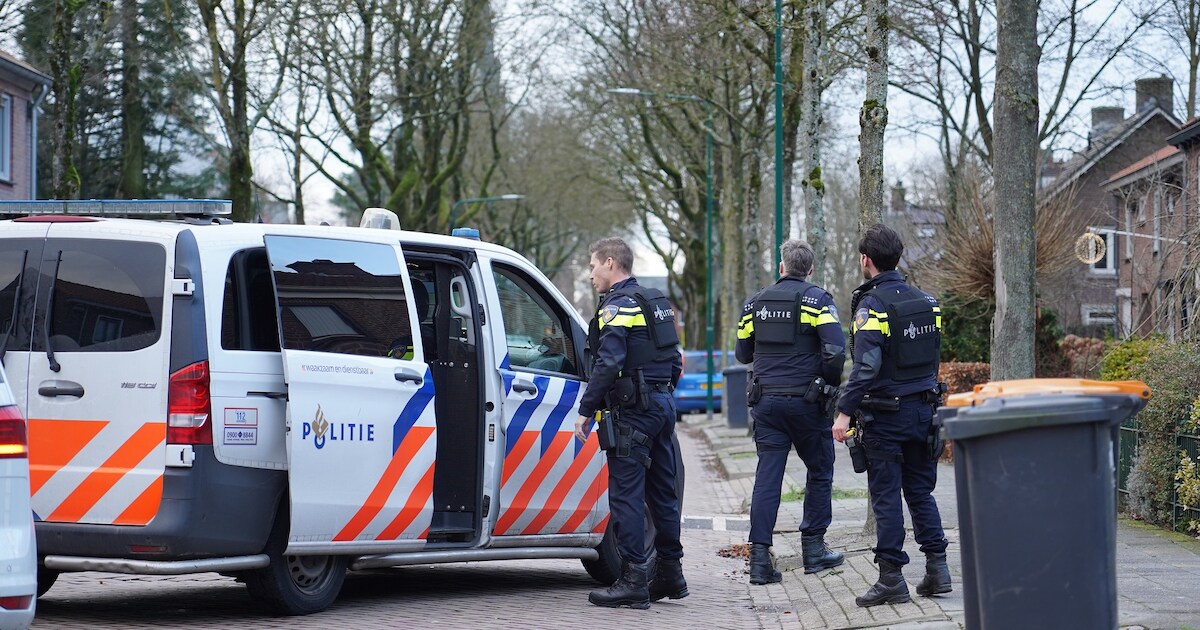 Tiental agenten omsingelt woning in Rijen en pakt vrouw op die met ...
