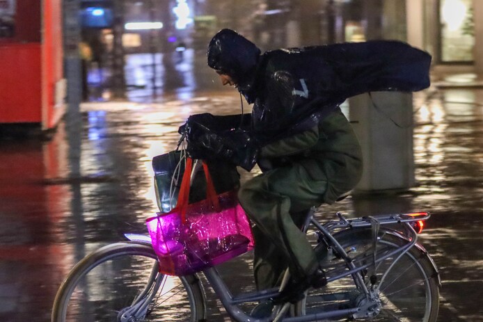 Eerste winterstorm: bouwmarkt stort in, grote platen en zonnepanelen van daken gewaaid ...